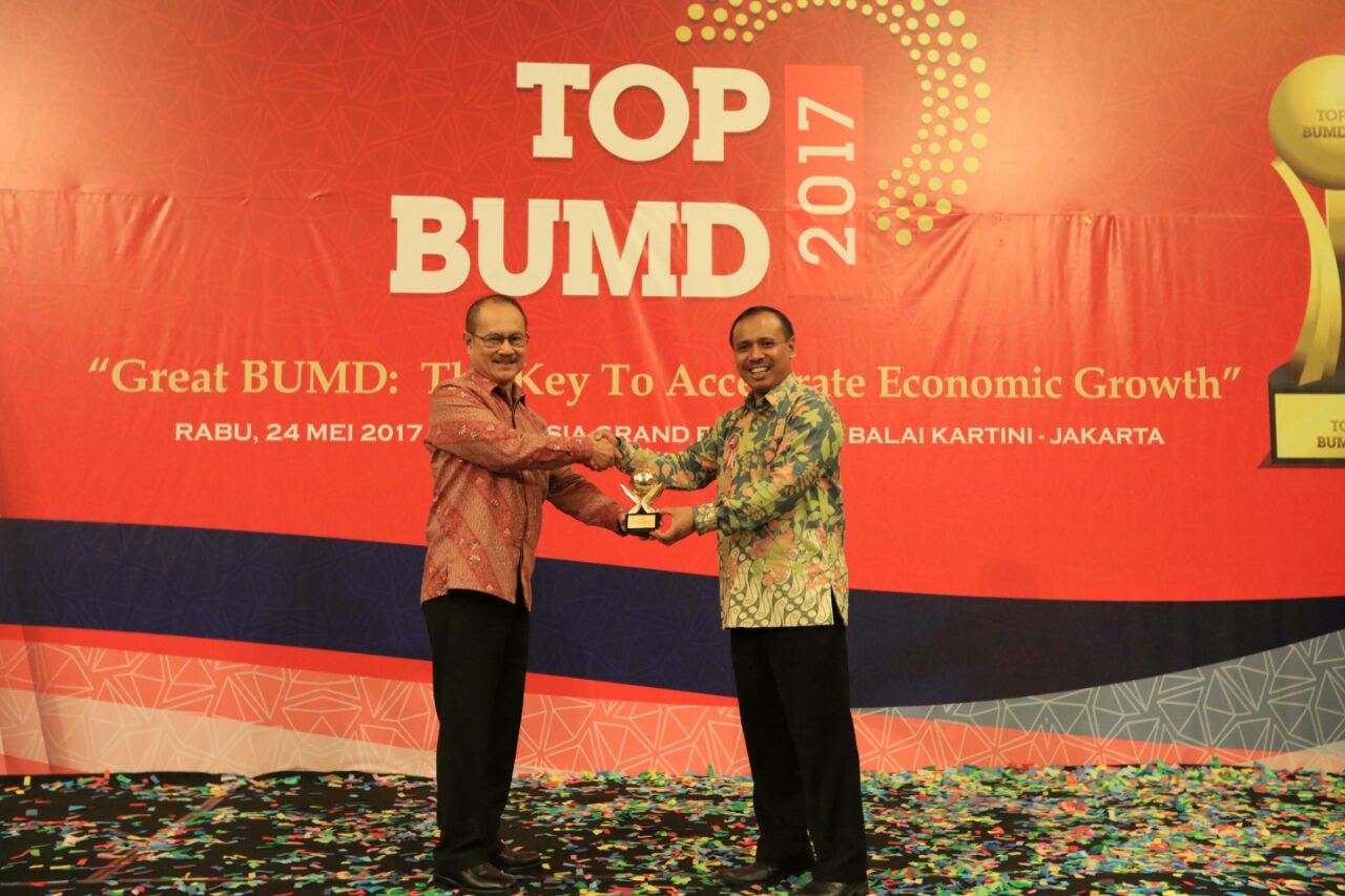 BPR Kerta Raharja Raih Penghargaan Top BPR 2017 - Bale Bandung