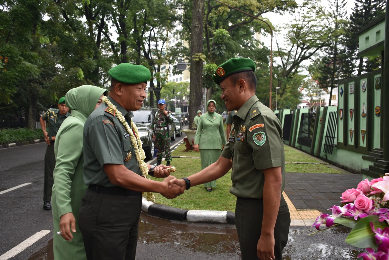 Kodam III/Siliwangi Sambut Pangdam Baru - Bale Bandung