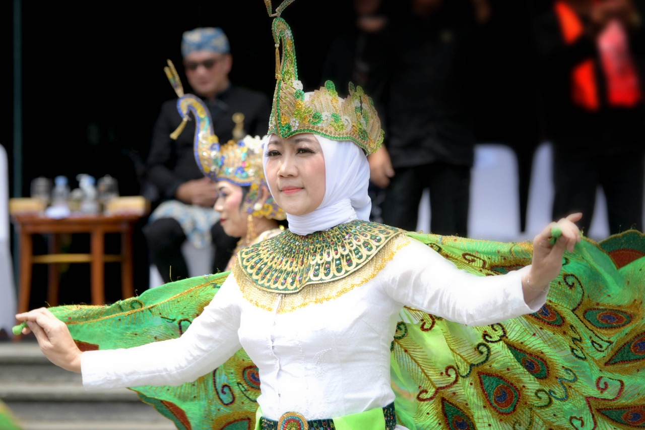 Jadi Warisan Budaya Tak Benda Indonesia, Tari Merak Digelar Massal di ... Jadi Warisan Budaya Tak Benda Indonesia, Tari Merak Digelar Massal di ...