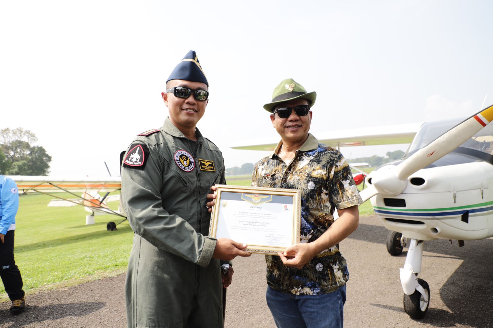 Terbang Uji Adrenalin, Bupati Bandung Dapat Brevet Wing - BaleBandung